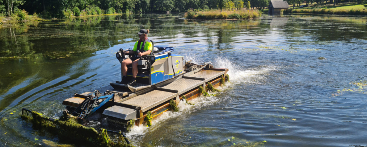 Aquatic Weed Cutting, Removal and Control | Aquaclear Water Management